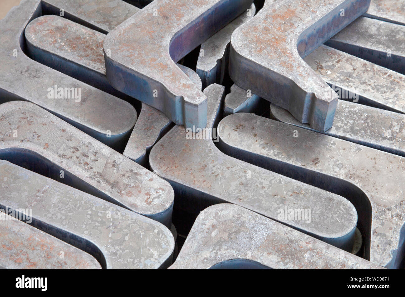 Working pouring molten metal into molds hi-res stock photography and ...