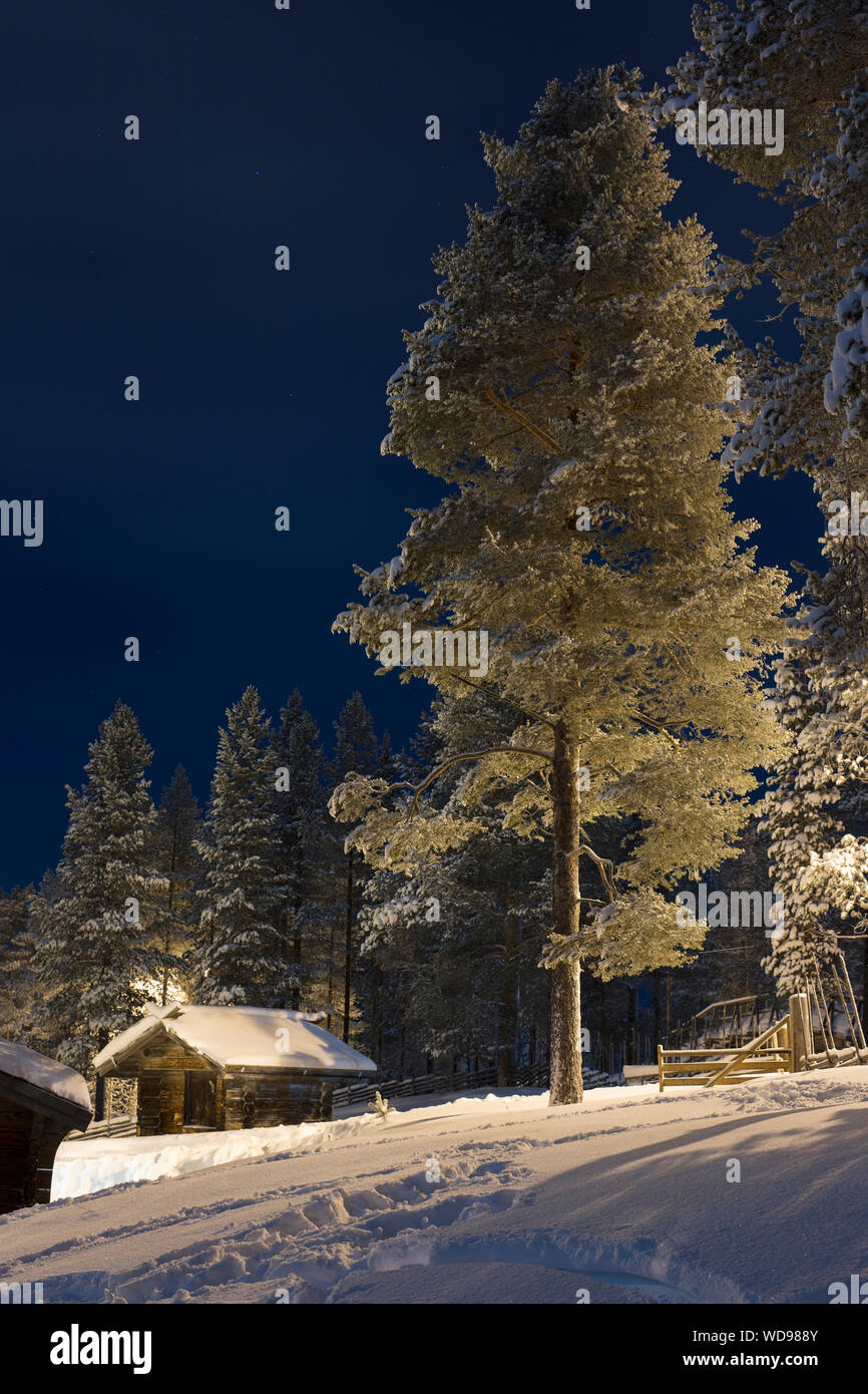Snow log cabin hi-res stock photography and images - Alamy