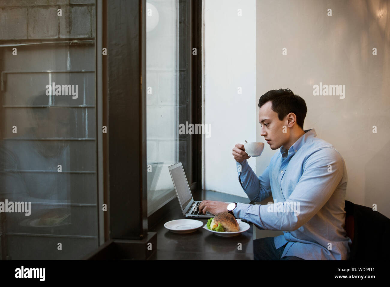 Man sitting cafe hi-res stock photography and images - Alamy