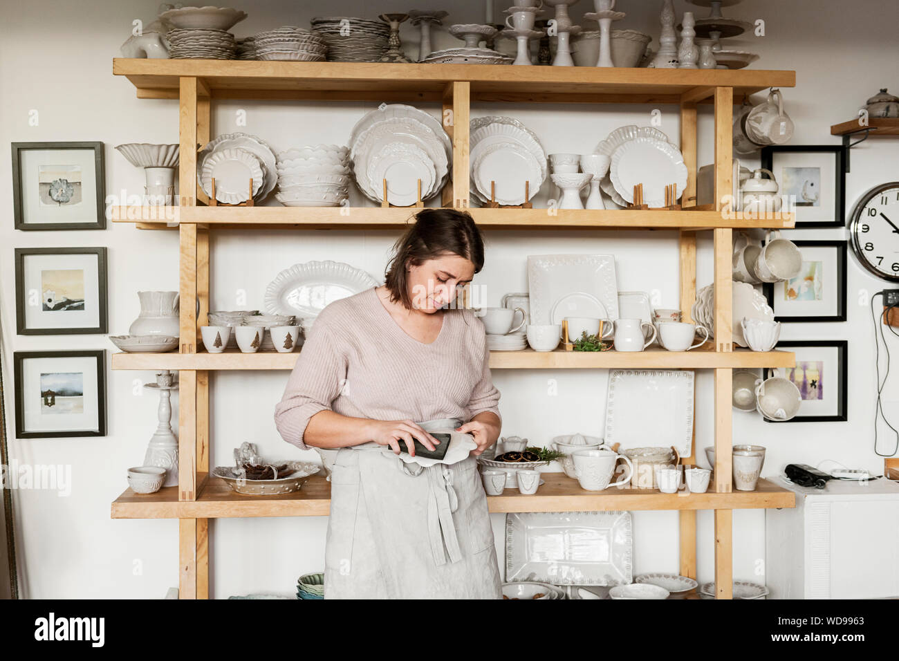 Young woman pottery apron hi-res stock photography and images - Alamy