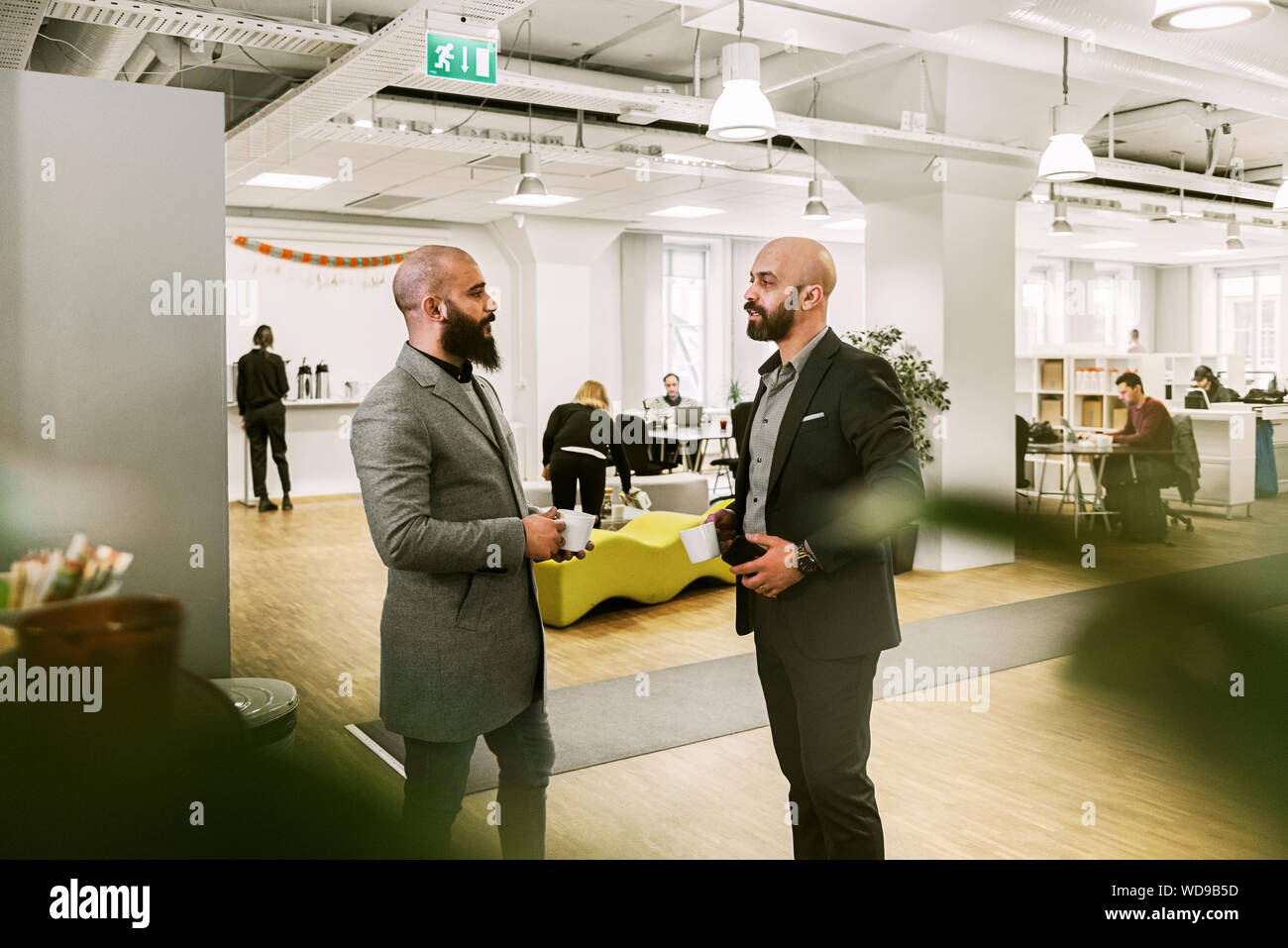Men talking to each other hi-res stock photography and images - Alamy