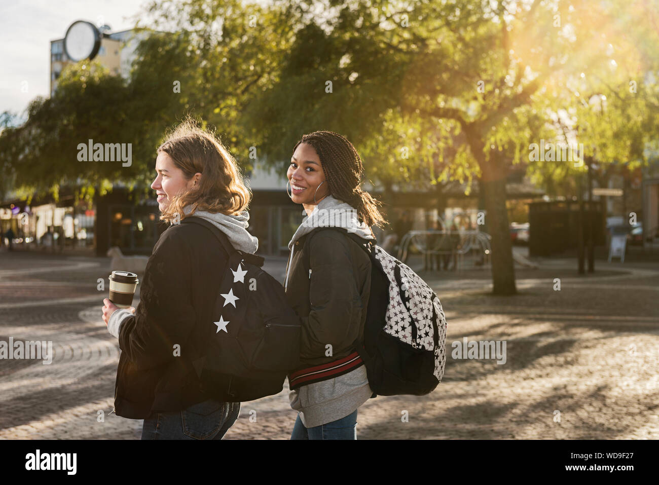 People wearing backpacks hi-res stock photography and images - Alamy