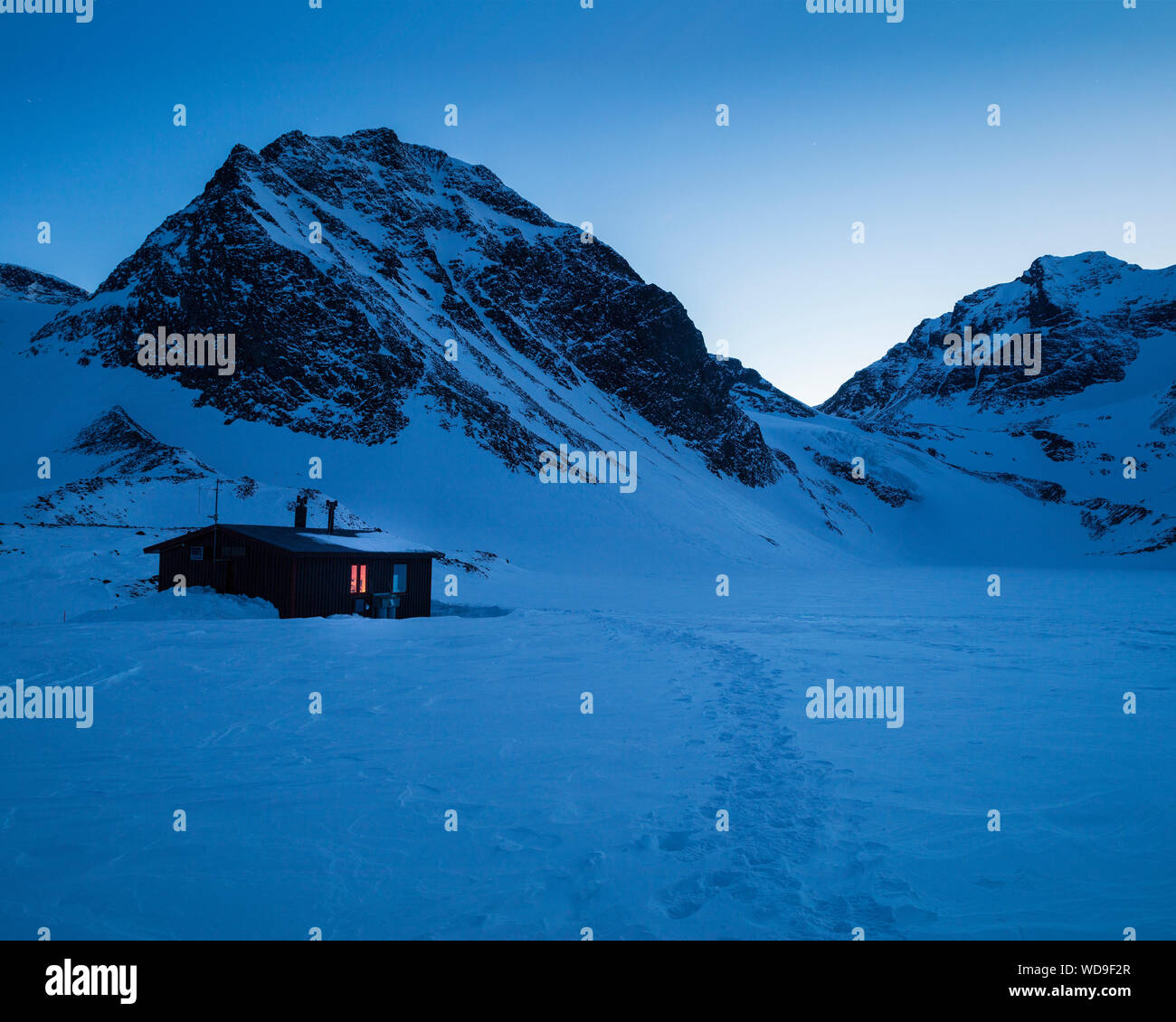Log cabin at sunset hi-res stock photography and images - Alamy