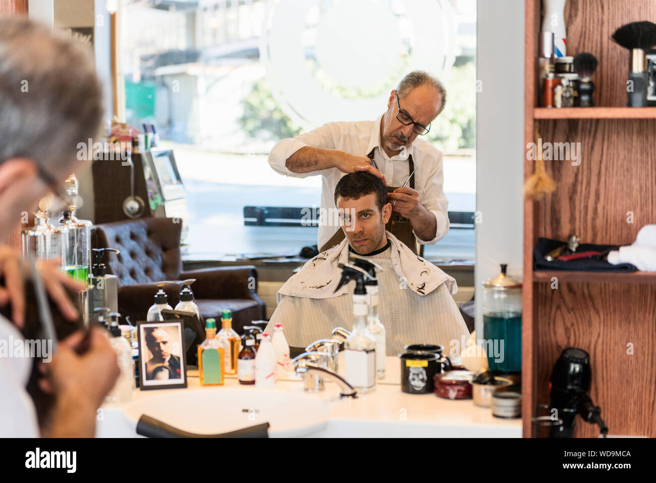 Man reflection mirror hi-res stock photography and images - Alamy