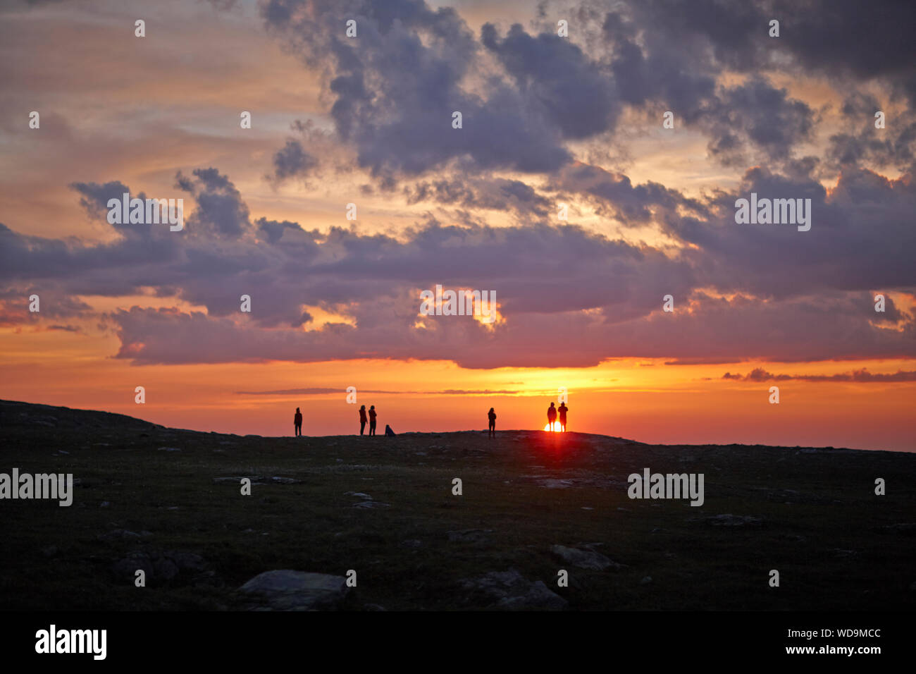 People looking at sunset hi-res stock photography and images - Alamy