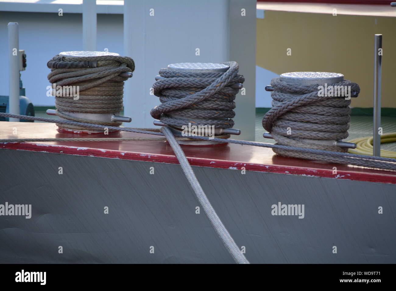 Ropes tied hi-res stock photography and images - Alamy