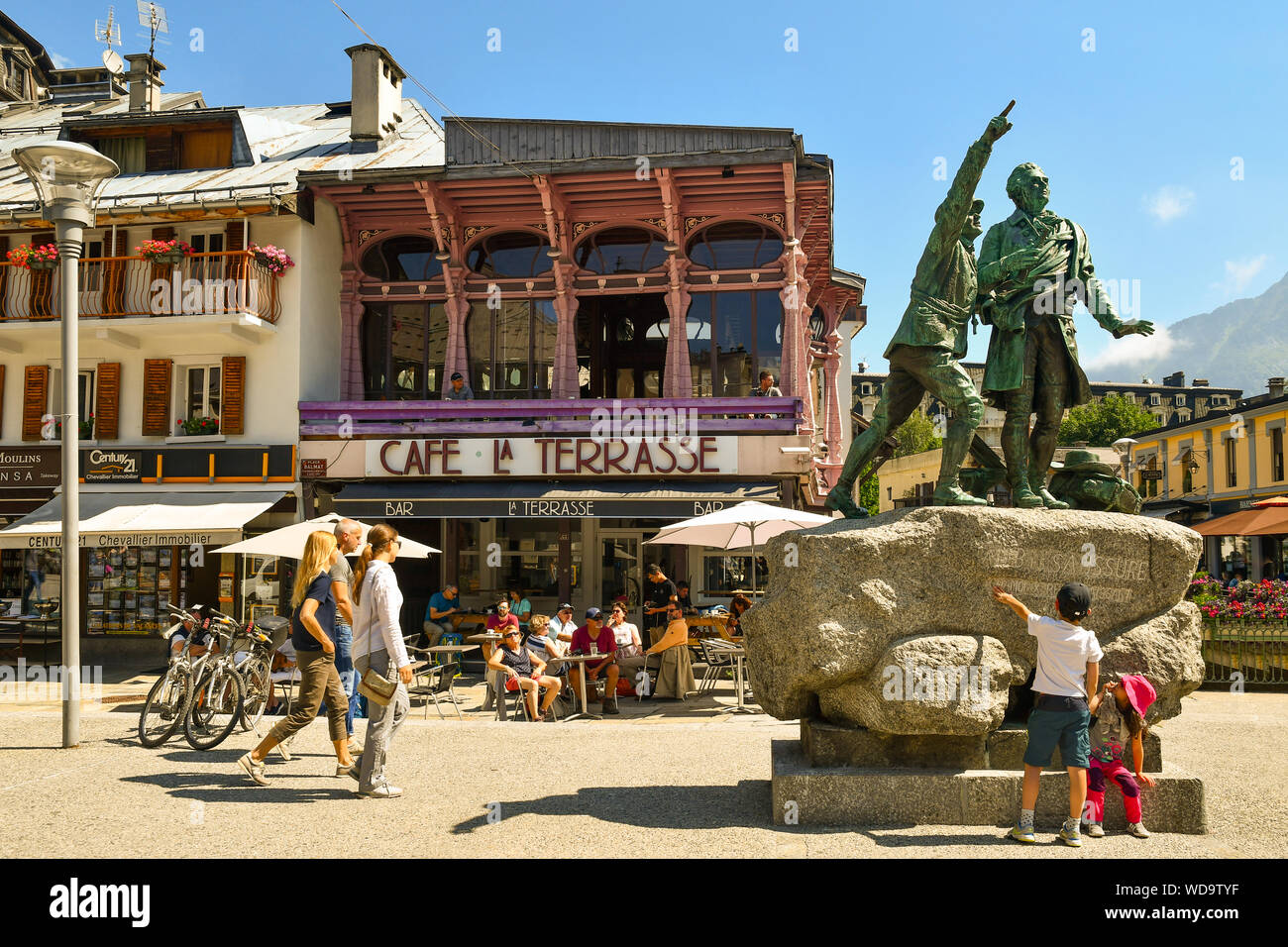 Cafe la terrasse chamonix france hi-res stock photography and images ...