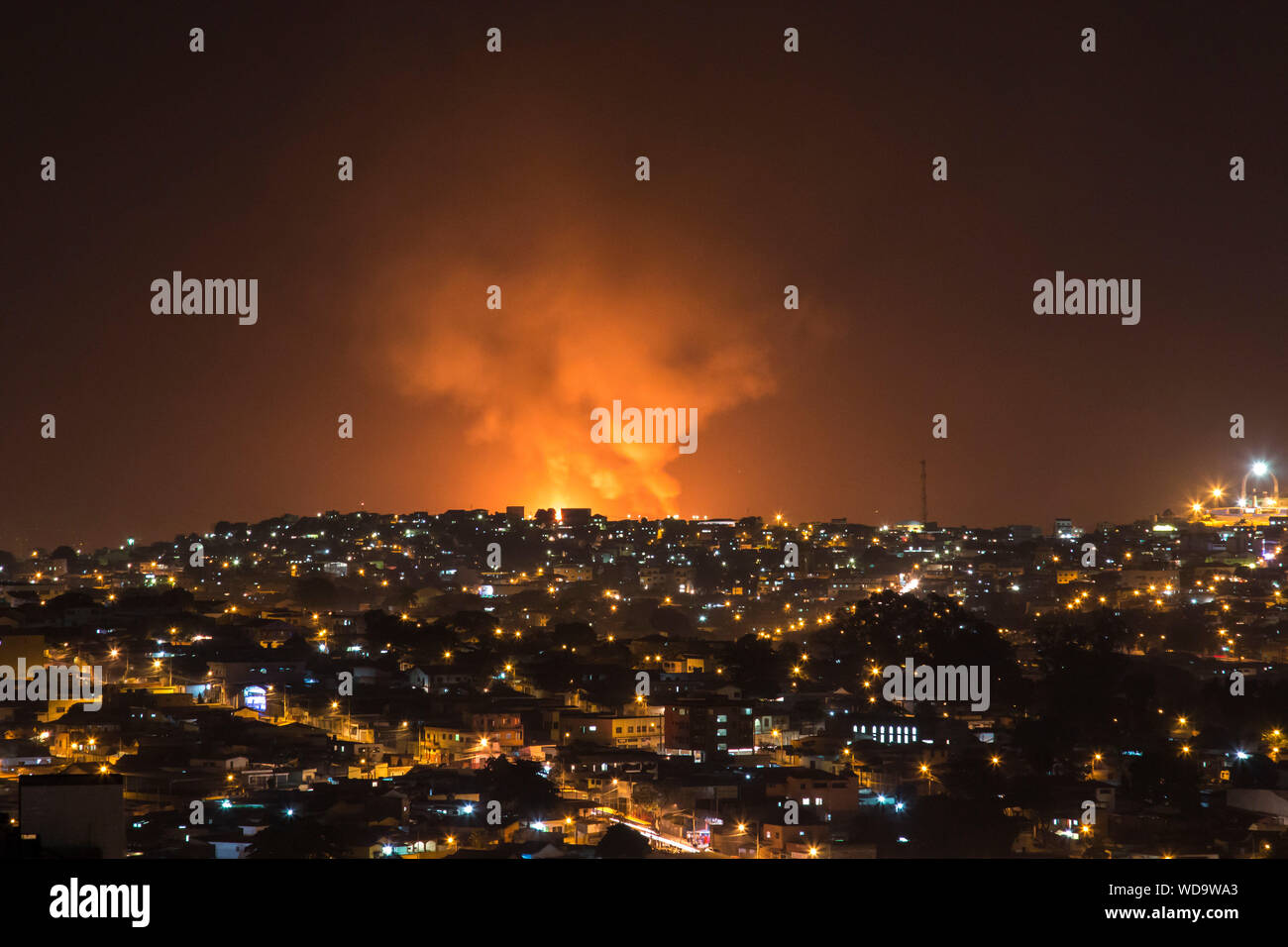 Fire in the city hi-res stock photography and images - Alamy