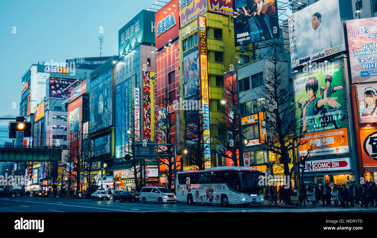 Street with large buildings in tokyo hi-res stock photography and ...