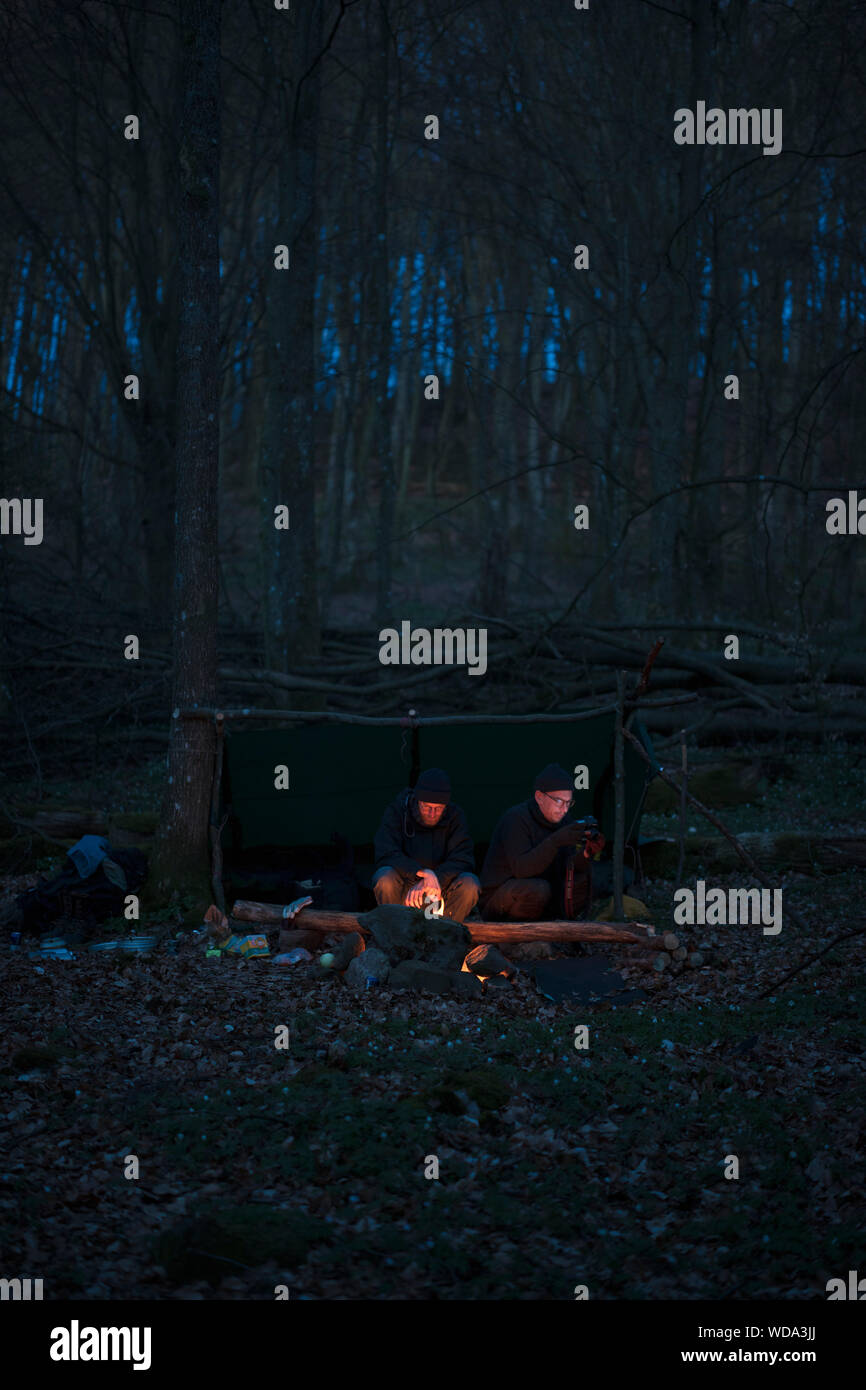 Men campfire night hi-res stock photography and images - Alamy