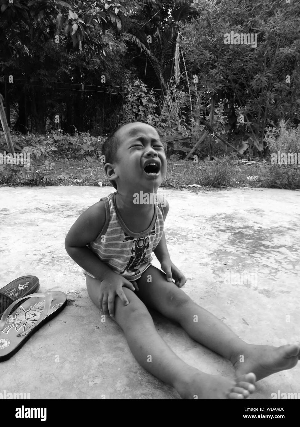 Young boy crying hi-res stock photography and images - Alamy