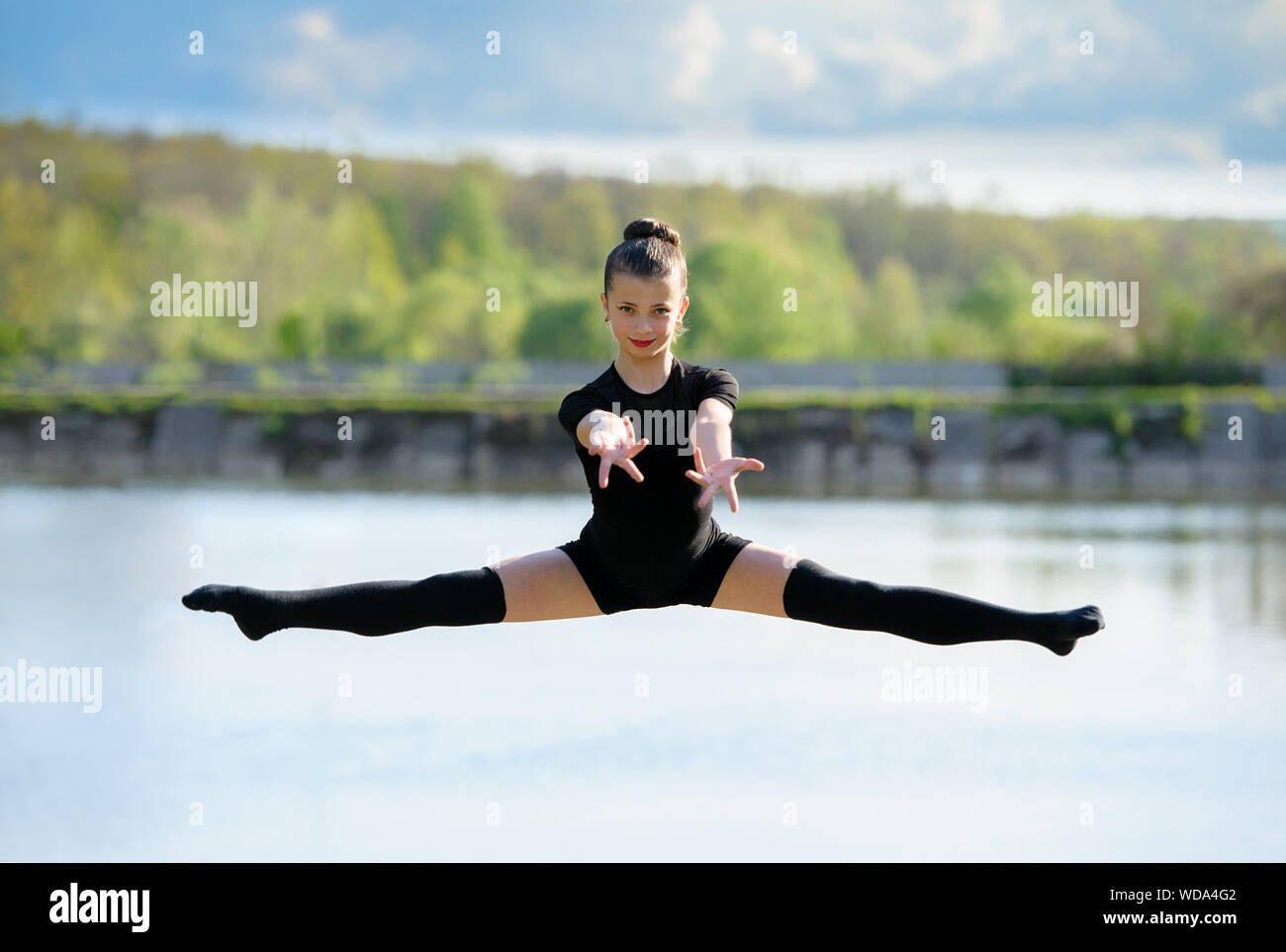 Ballet dancer jumping hi-res stock photography and images - Alamy
