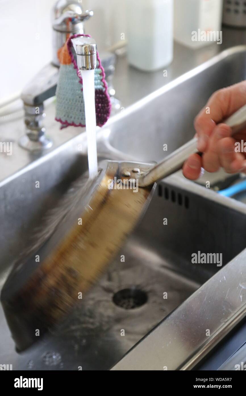 Hand washing dishes hi-res stock photography and images - Alamy
