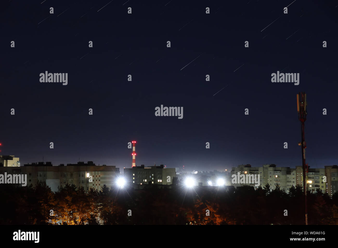 Night sky above city hi-res stock photography and images - Alamy