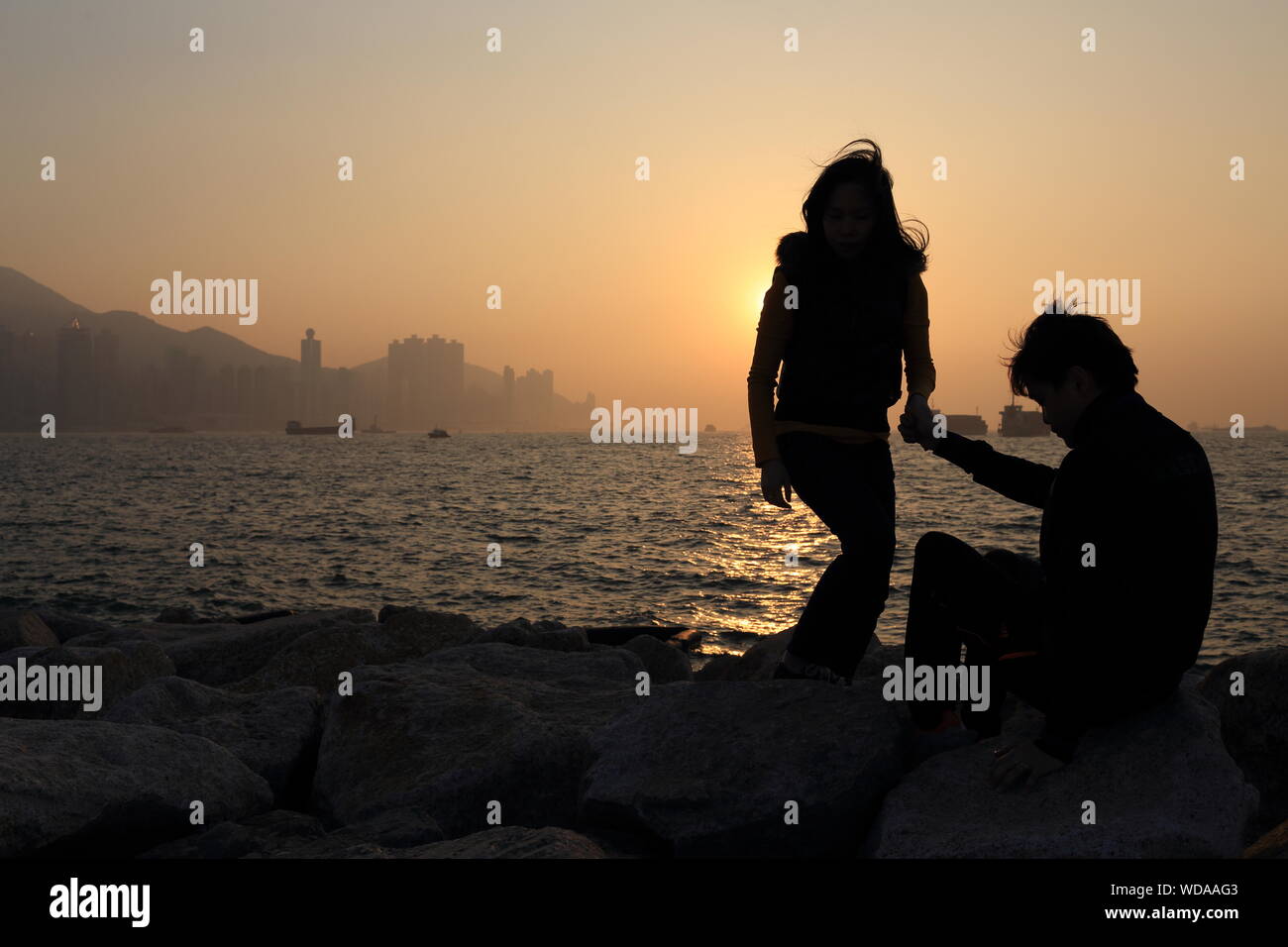 Friends beach sunset hi-res stock photography and images - Alamy