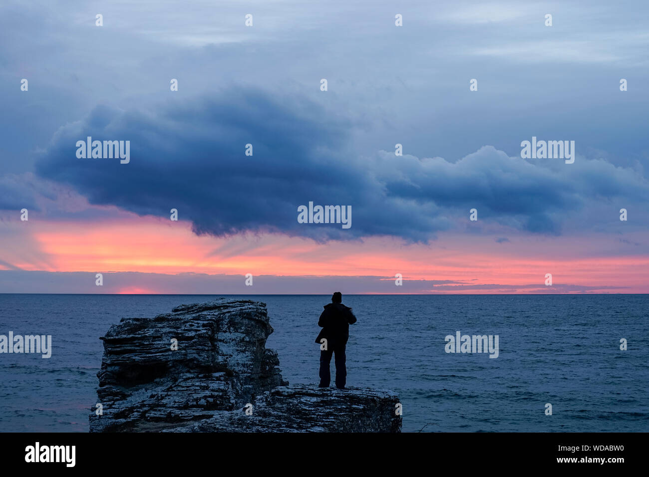 Standing silhouette back hi-res stock photography and images - Alamy