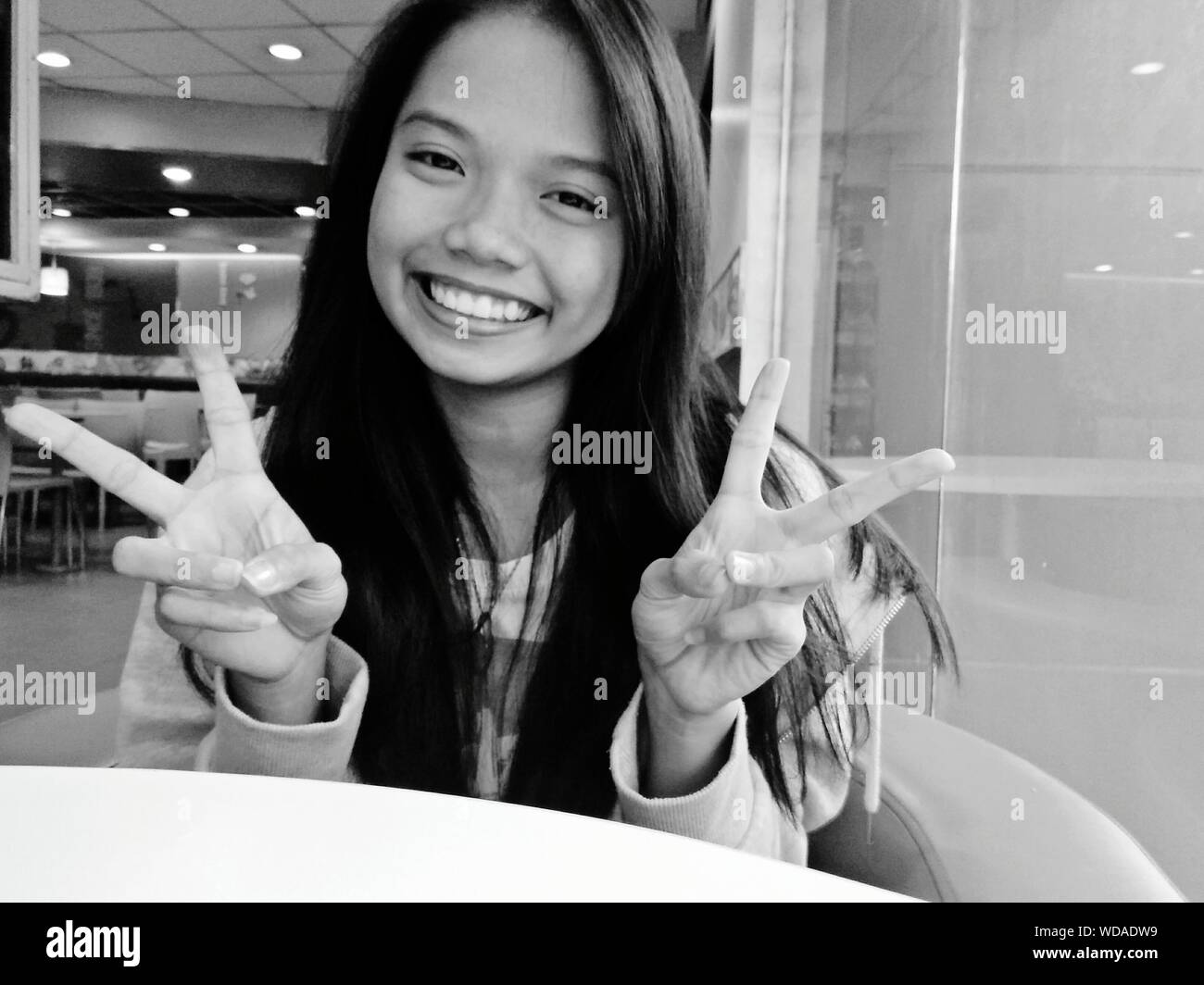 Asian woman gesturing peace sign hi-res stock photography and images ...