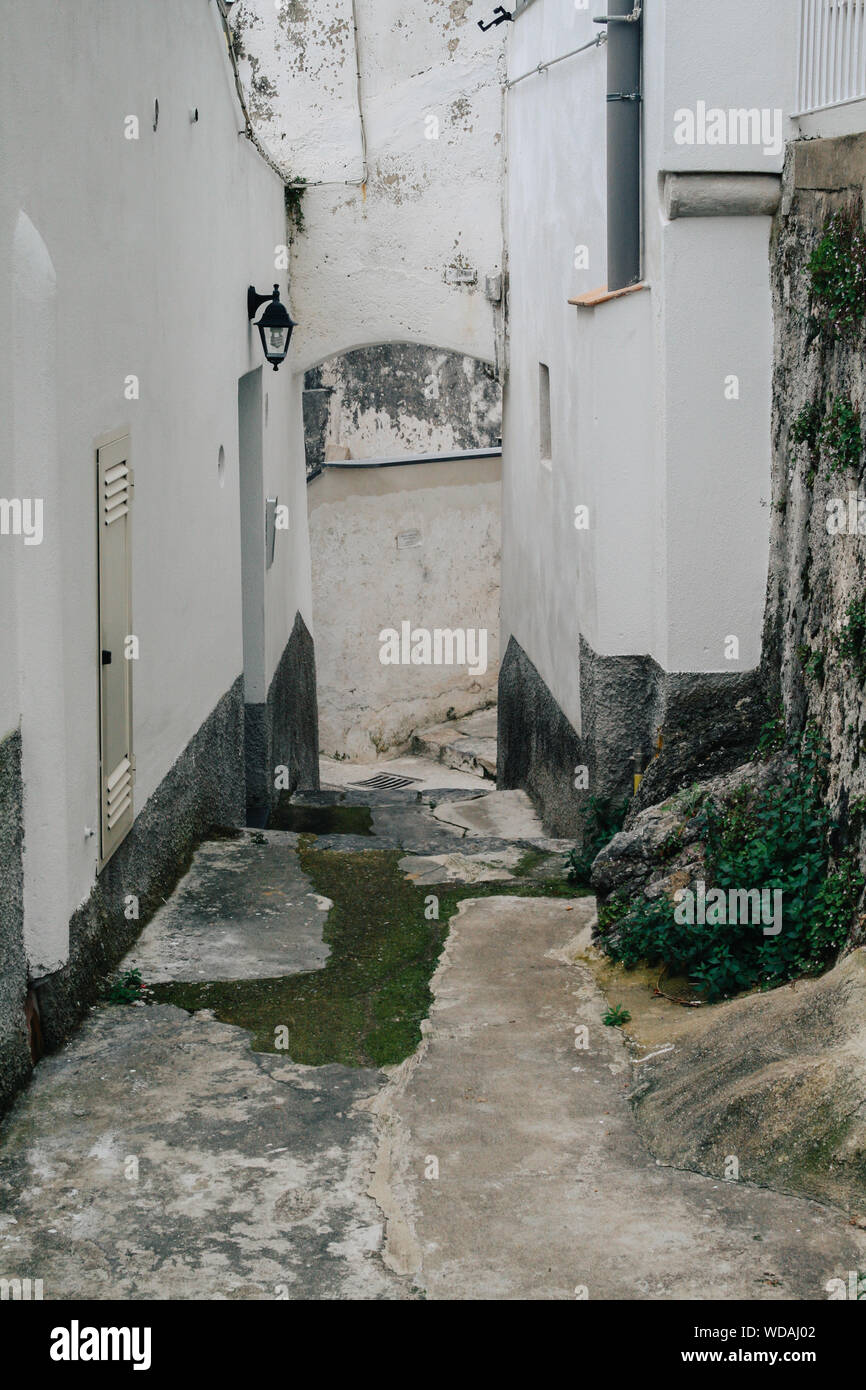 Wet buildings hi-res stock photography and images - Alamy