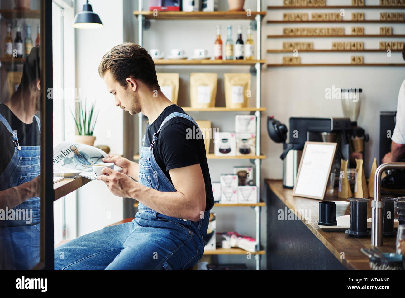 Men reading newspaper hi-res stock photography and images - Alamy