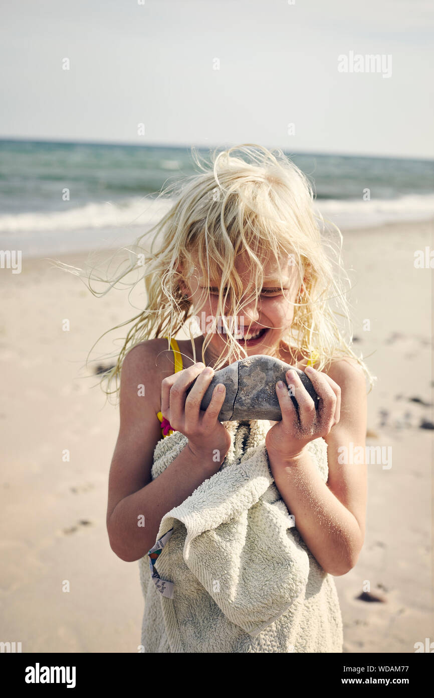One rock beach summer hi-res stock photography and images - Alamy