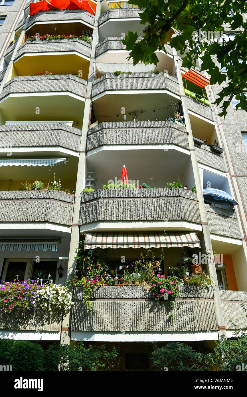 Berlin, Germany. 28th Aug, 2019. Luxuriantly planted balconies and ...