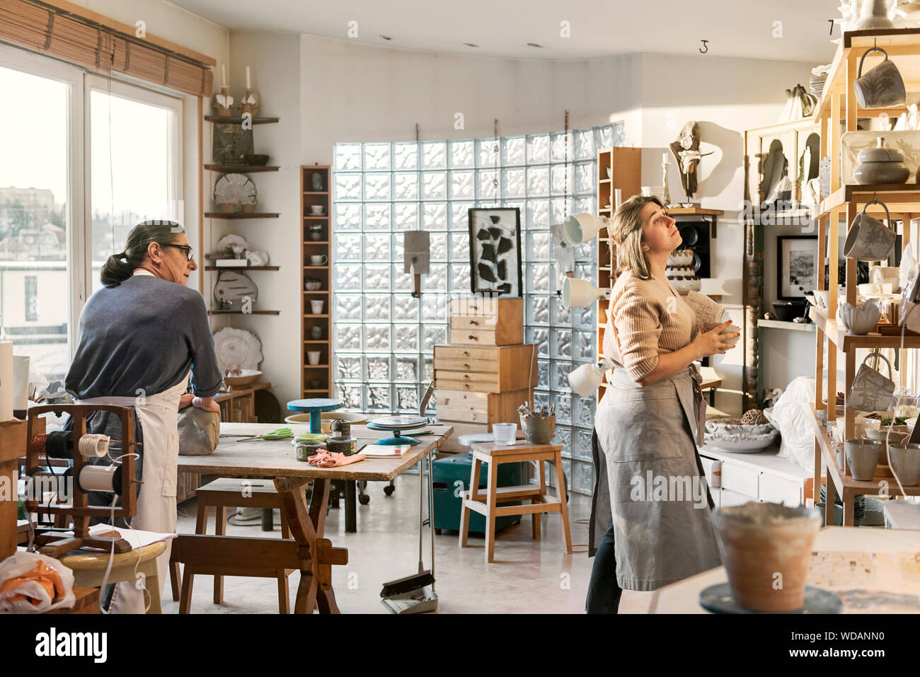 Women in workshop hi-res stock photography and images - Alamy