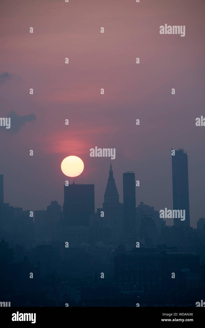 Silhouetted in the sun hi-res stock photography and images - Alamy