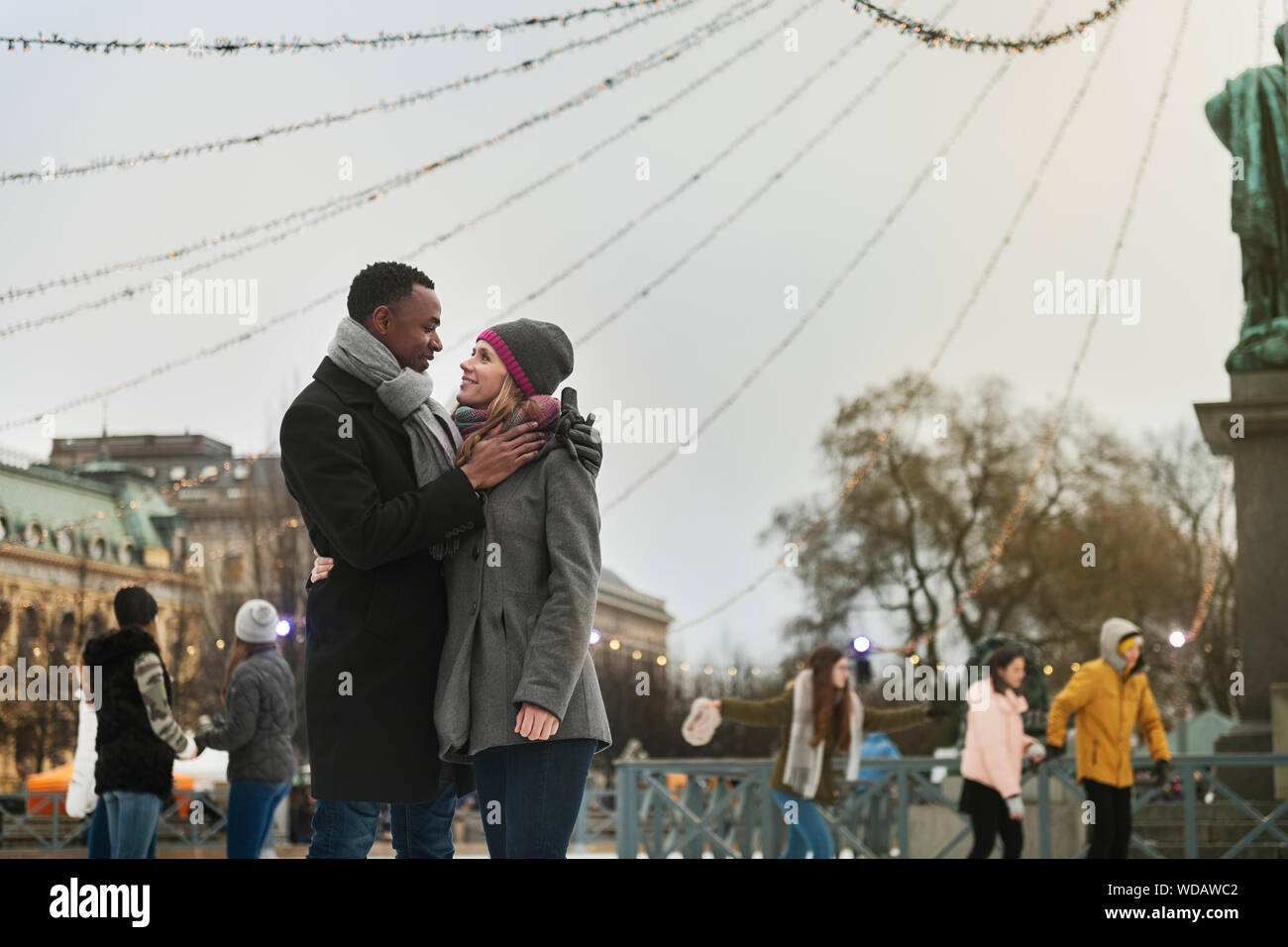 Embracing couples hi-res stock photography and images - Alamy