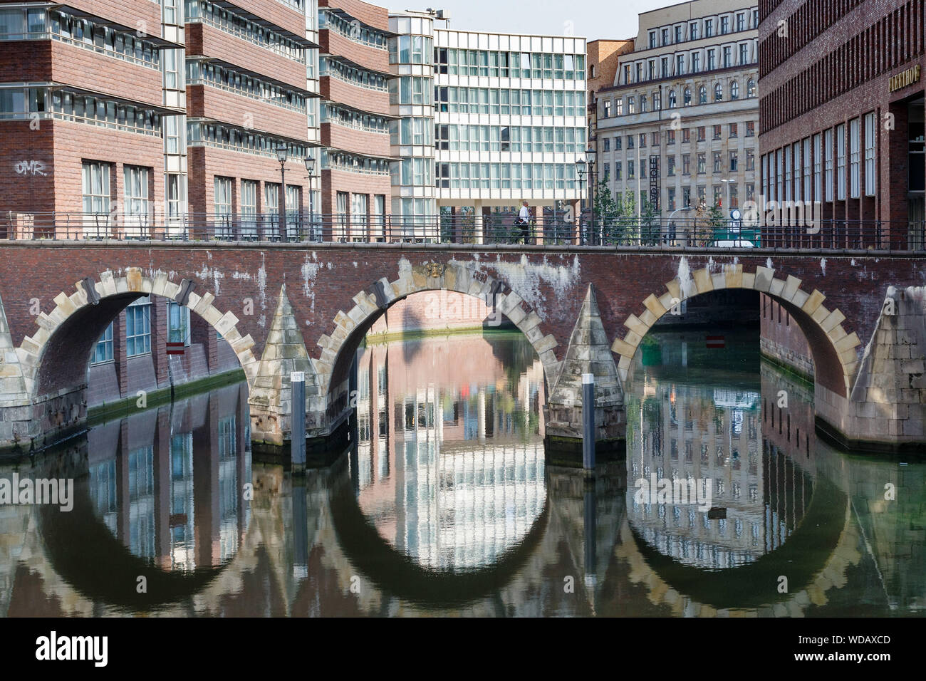 27 August 2019, Hamburg: The Ellerntorsbrücke bridge crosses the ...