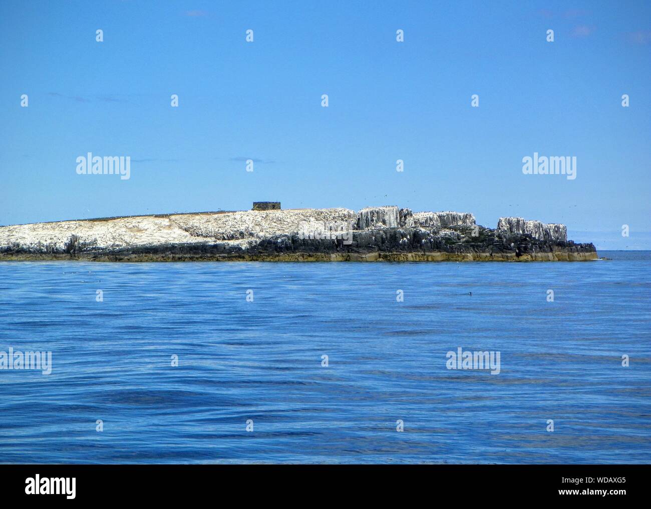 Rock island the sea hi-res stock photography and images - Alamy