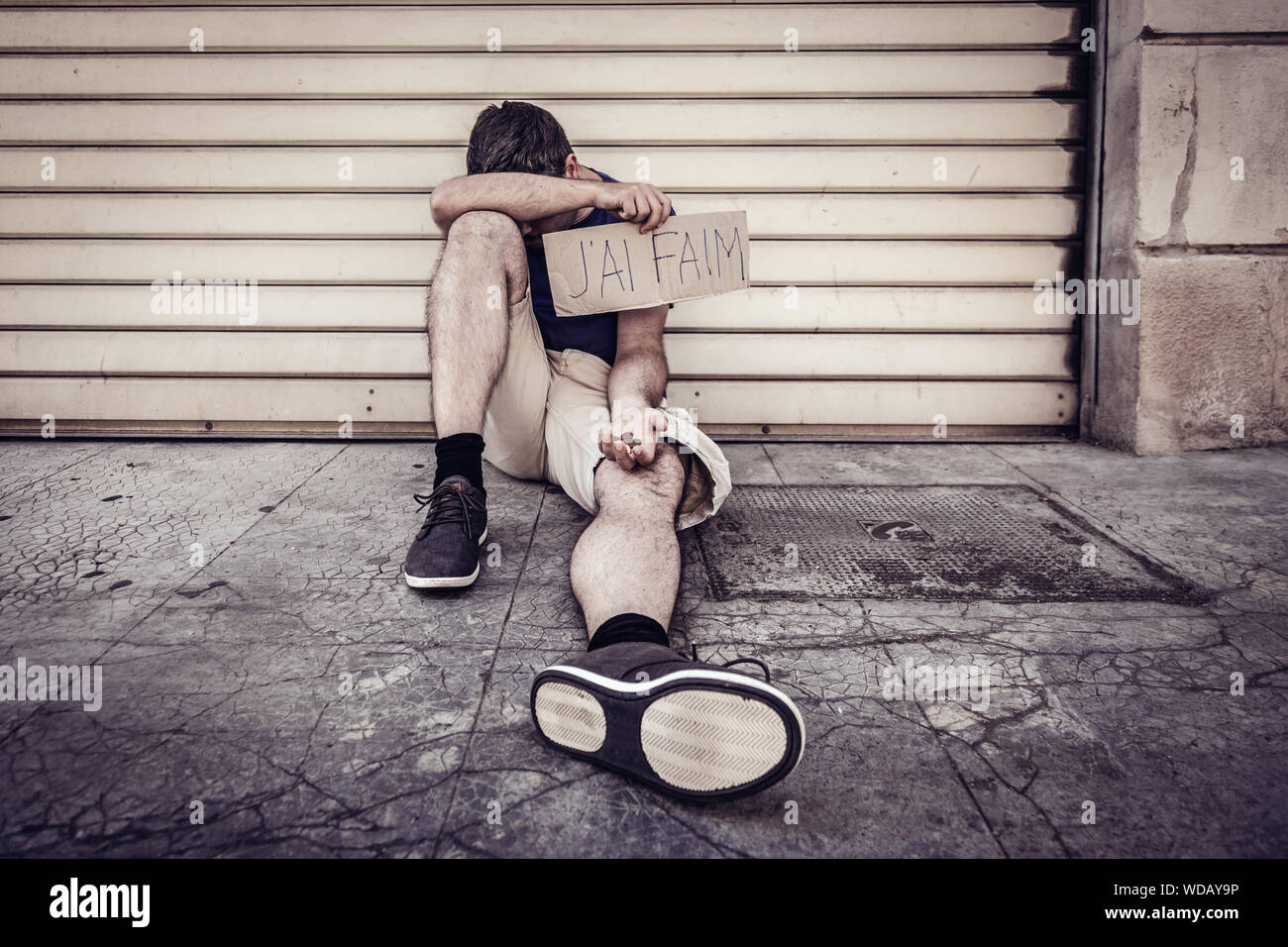 Young people sitting on pavement hi-res stock photography and images ...