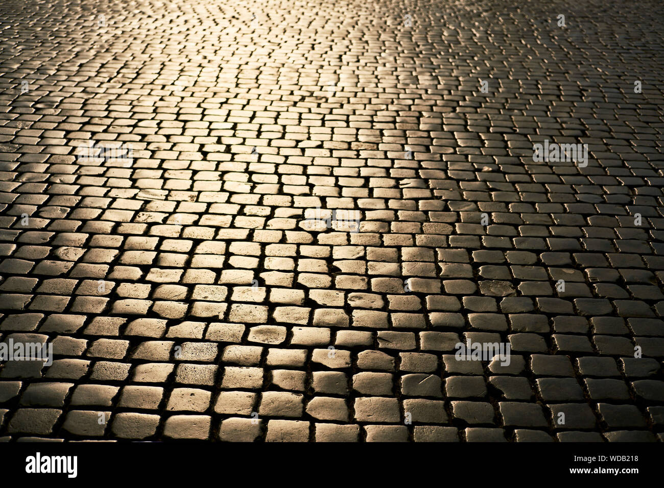 Cobblestone street night hi-res stock photography and images - Alamy
