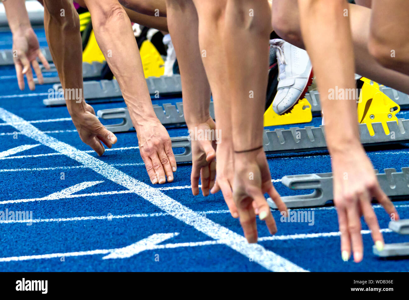 Athletes line up hi-res stock photography and images - Alamy