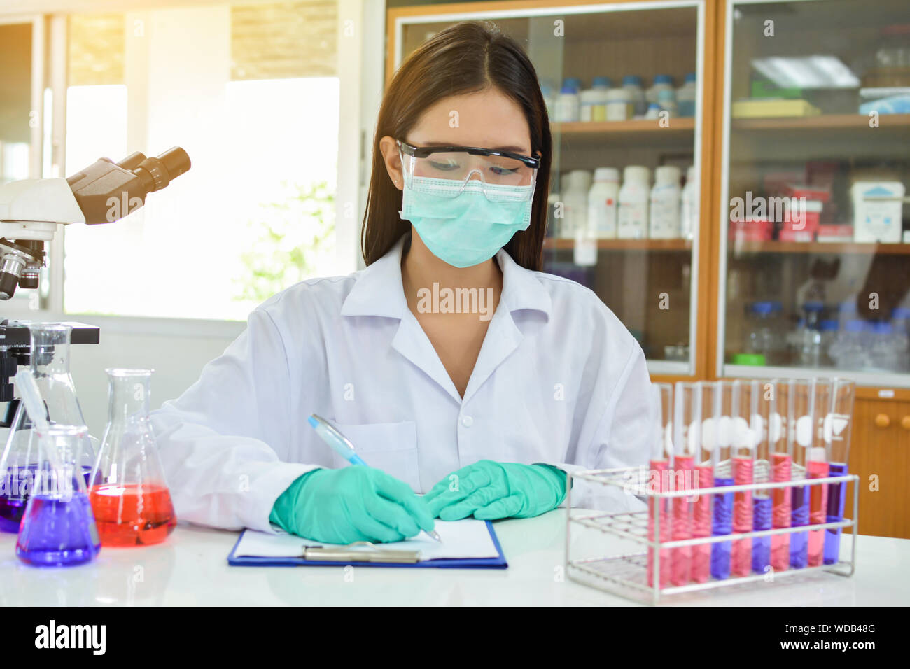 Lab experiment clipboard hi-res stock photography and images - Alamy