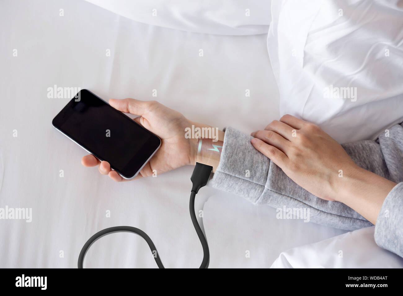 Charging mobile hi-res stock photography and images - Alamy