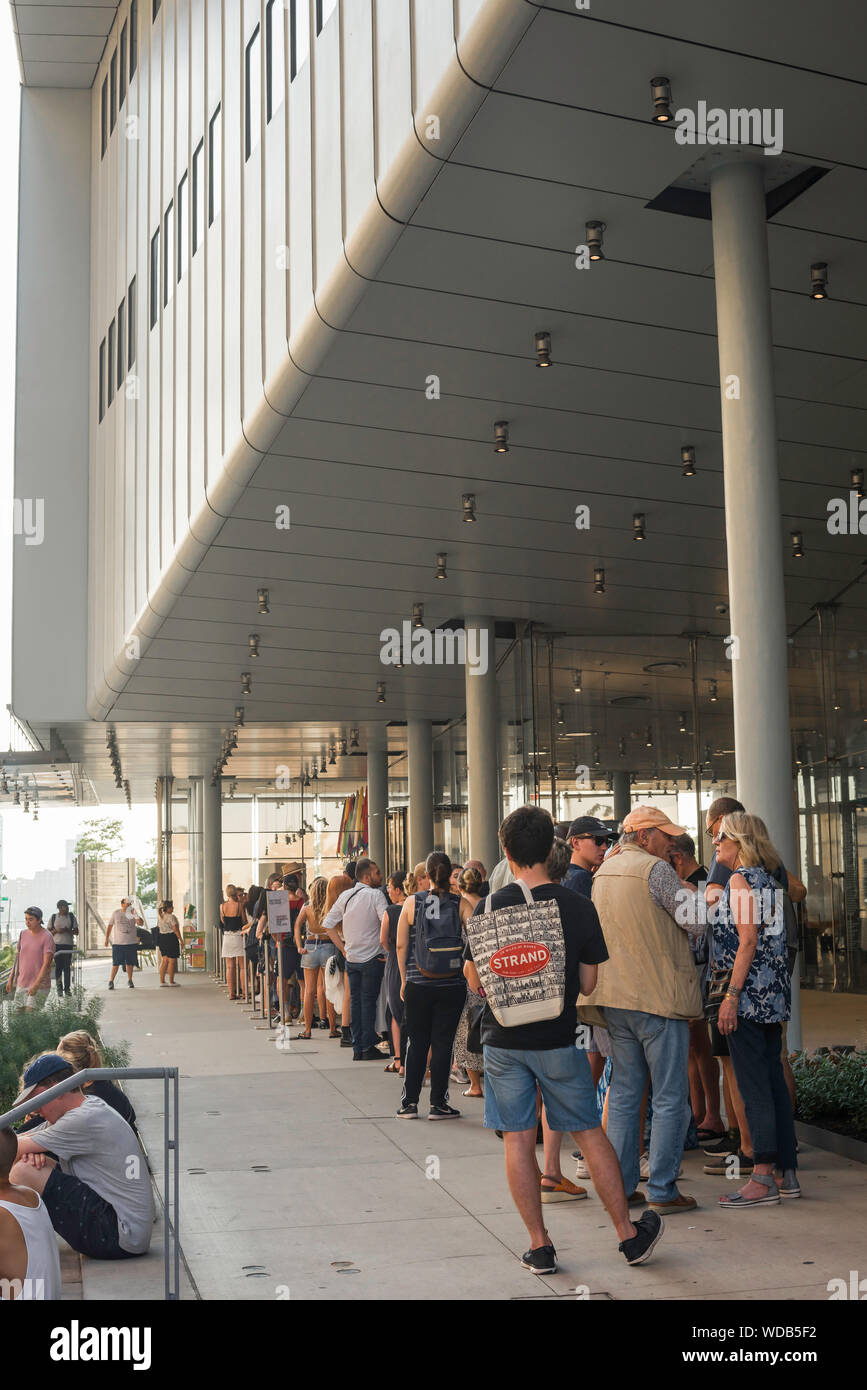 Whitney Museum New York, view of people queuing to enter the Whitney ...