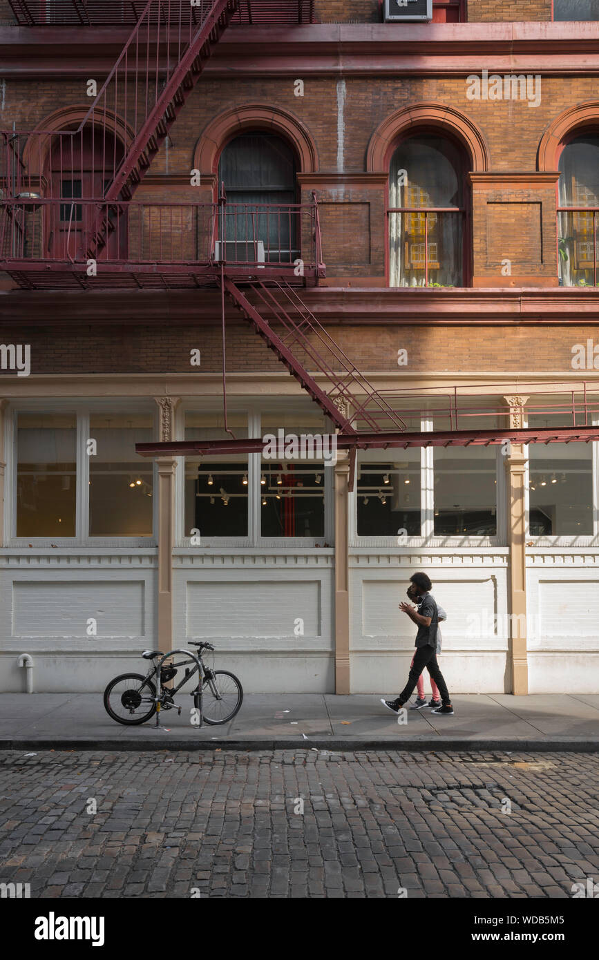 New York street, view of a young couple walking along a street in the ...