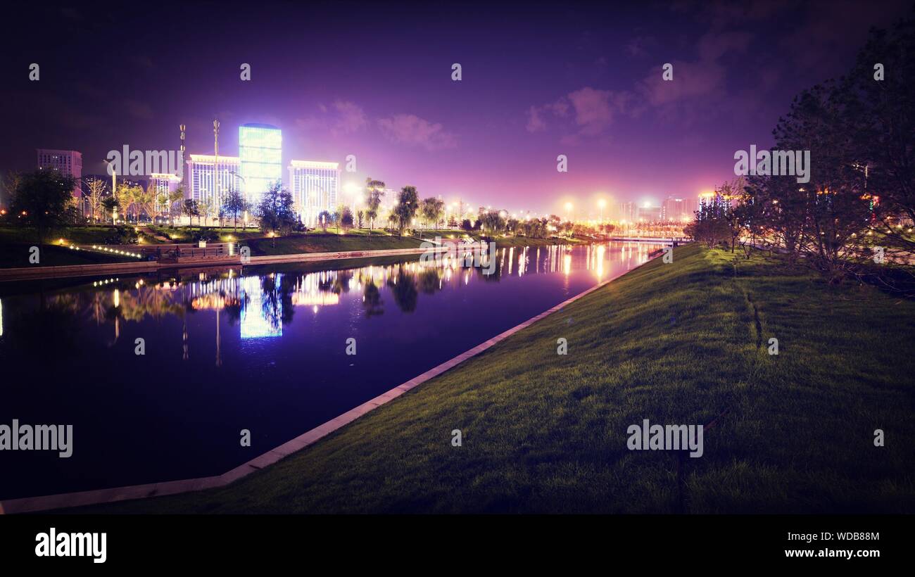 City at riverbank hi-res stock photography and images - Alamy