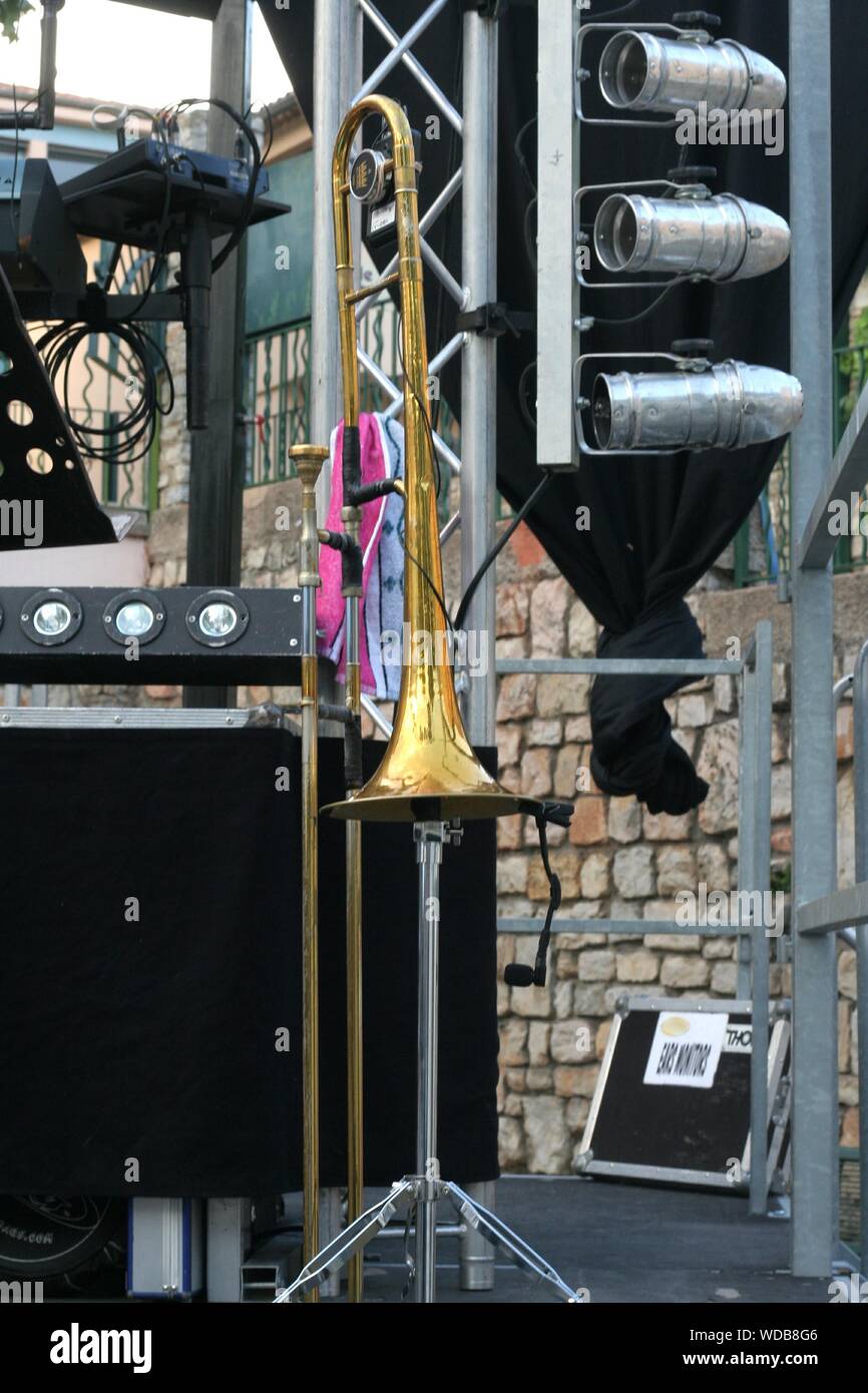 Behind the scenes stand hi-res stock photography and images - Alamy