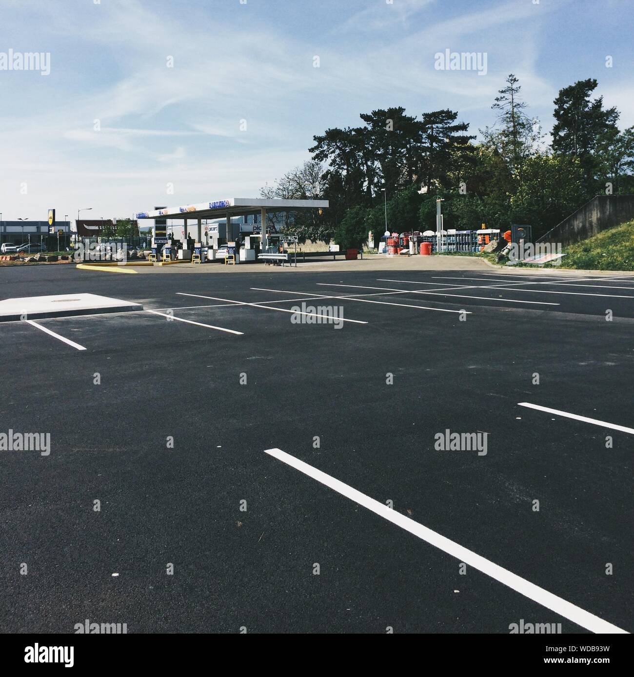 Cars Gas Station High Resolution Stock Photography and Images - Alamy