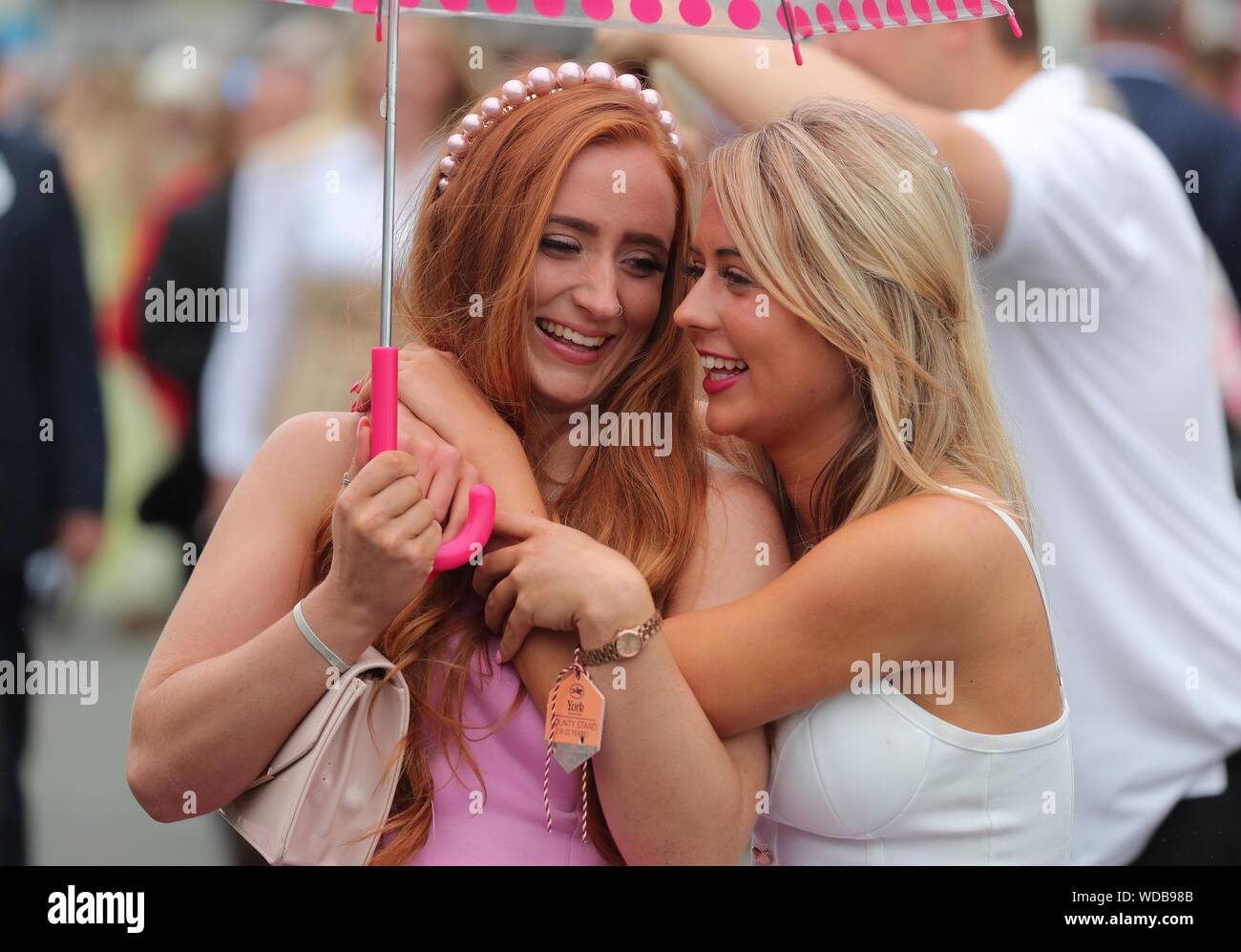 Ladies racing hi-res stock photography and images - Alamy