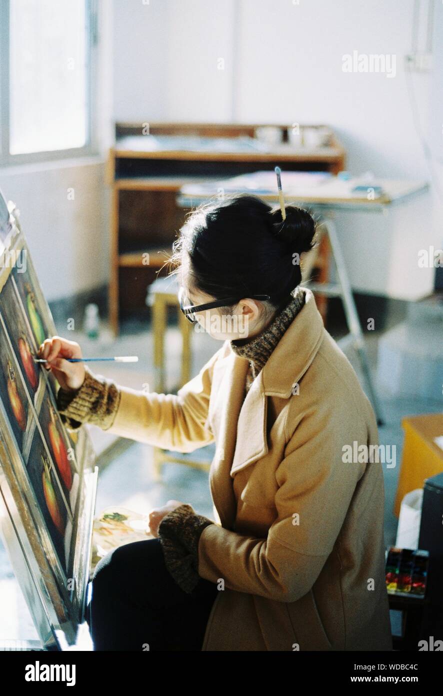 Artist painting canvas hi-res stock photography and images - Alamy