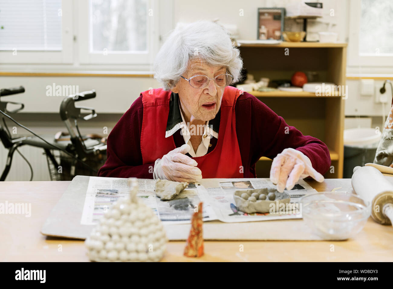 Women making pottery hi-res stock photography and images - Alamy