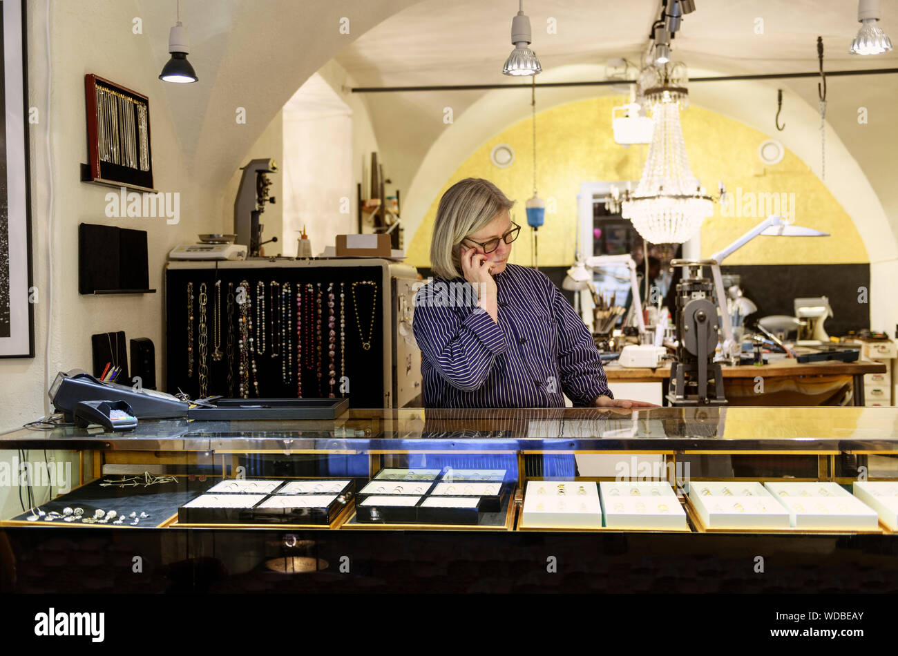 Phonecall hi-res stock photography and images - Alamy