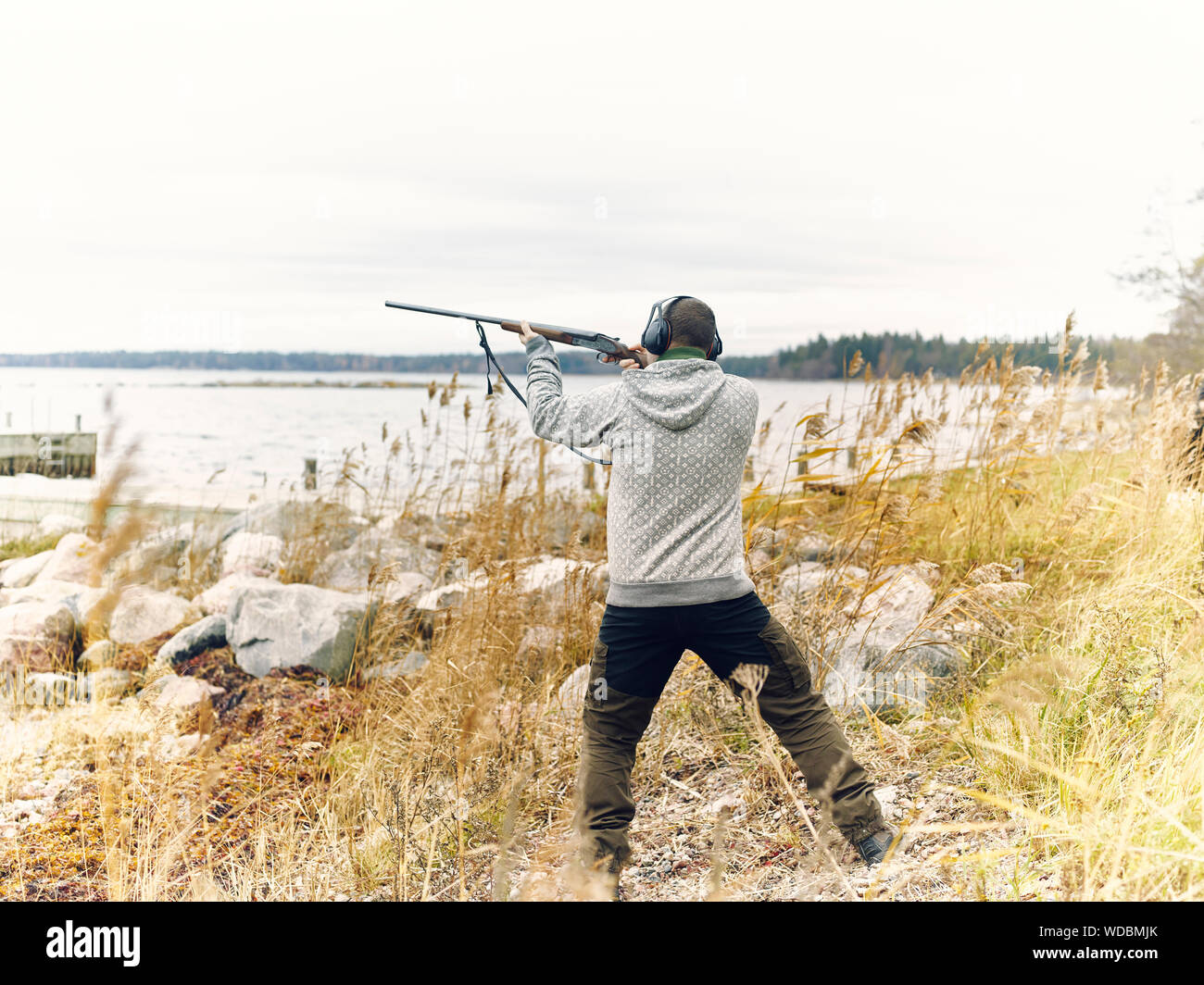 Man aiming rifle hi-res stock photography and images - Alamy