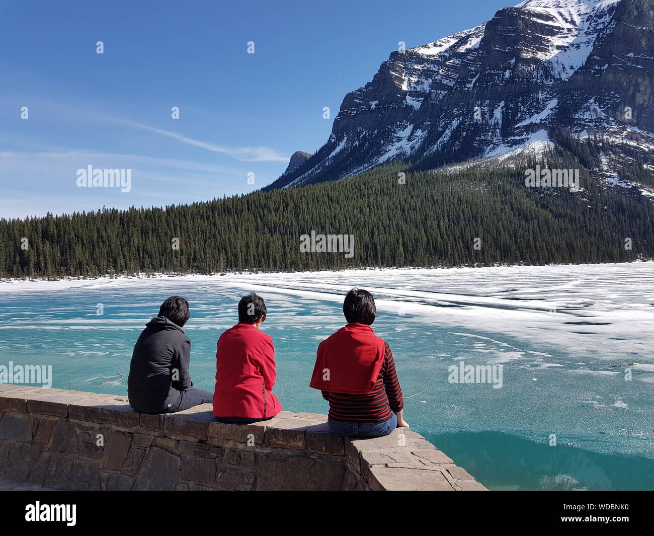 People sitting on wall hi-res stock photography and images - Alamy