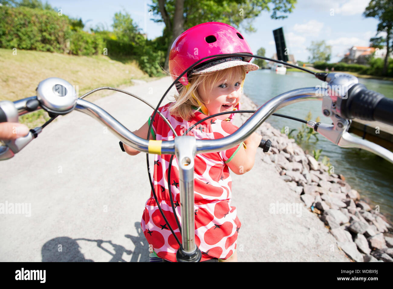 Girl cycling hi-res stock photography and images - Alamy