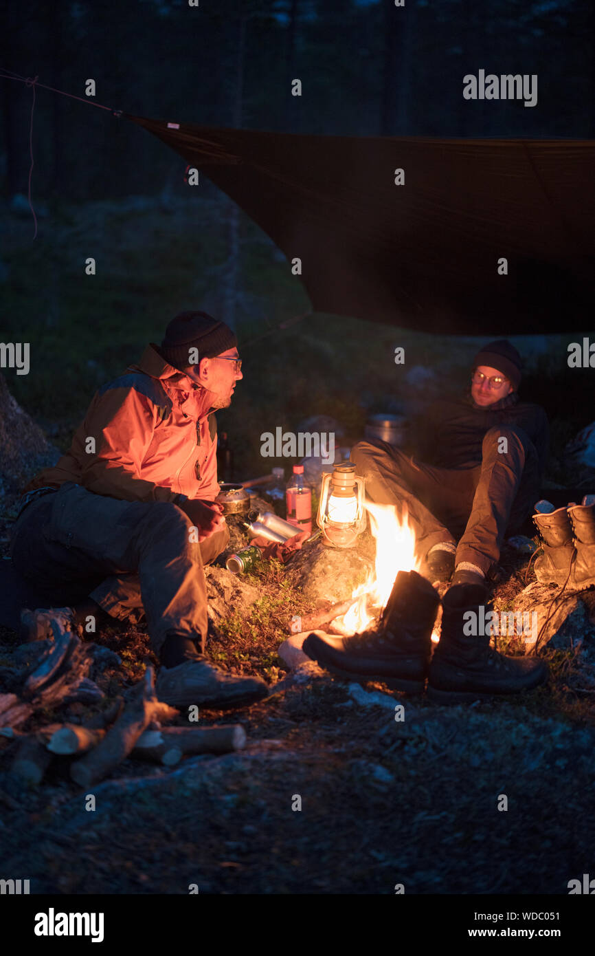 Men campfire hi-res stock photography and images - Alamy