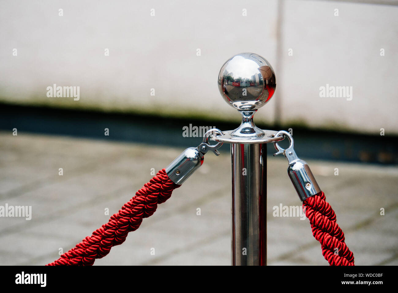 Red rope barrier hi-res stock photography and images - Alamy