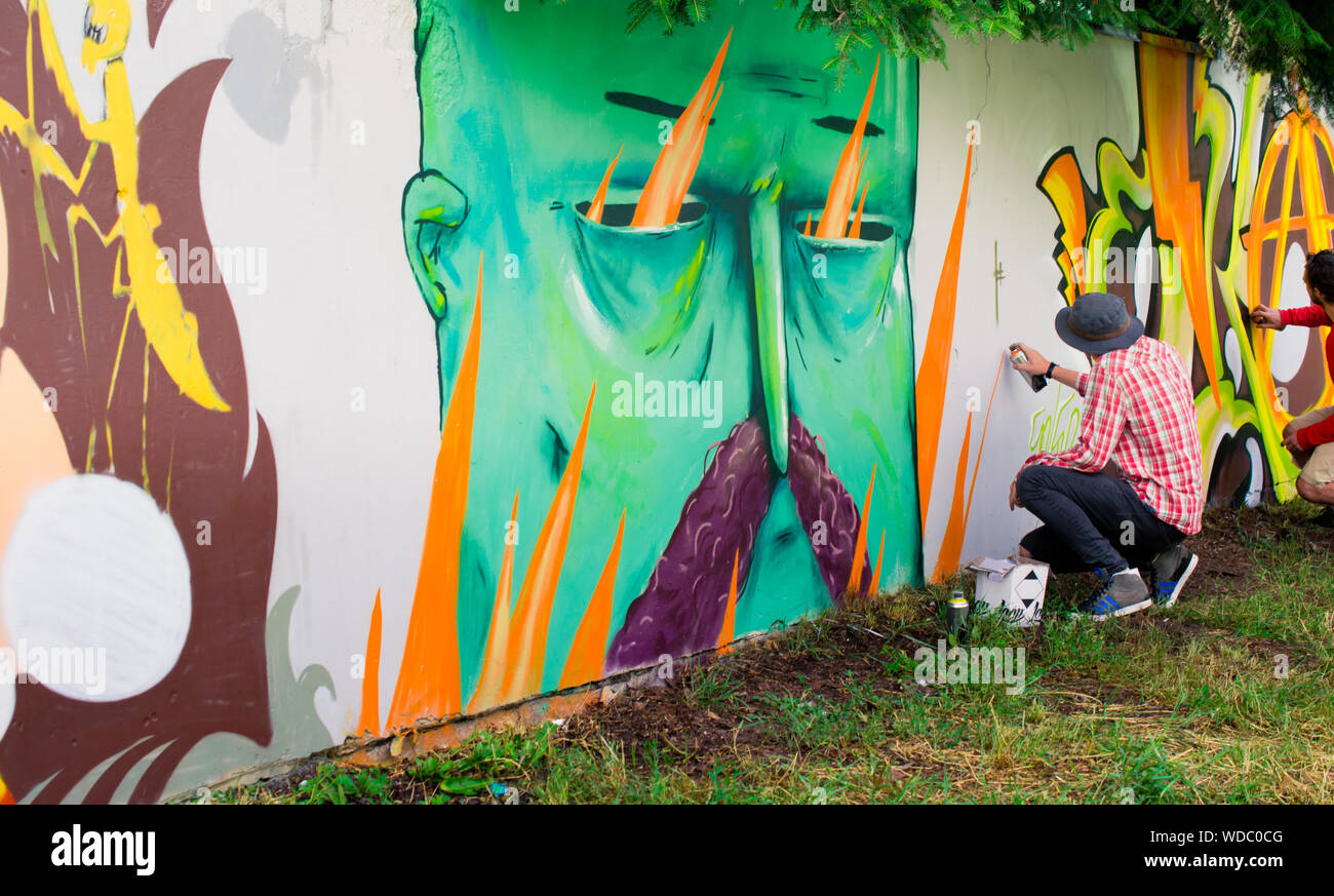 Graffiti artists painting wall hi-res stock photography and images - Alamy
